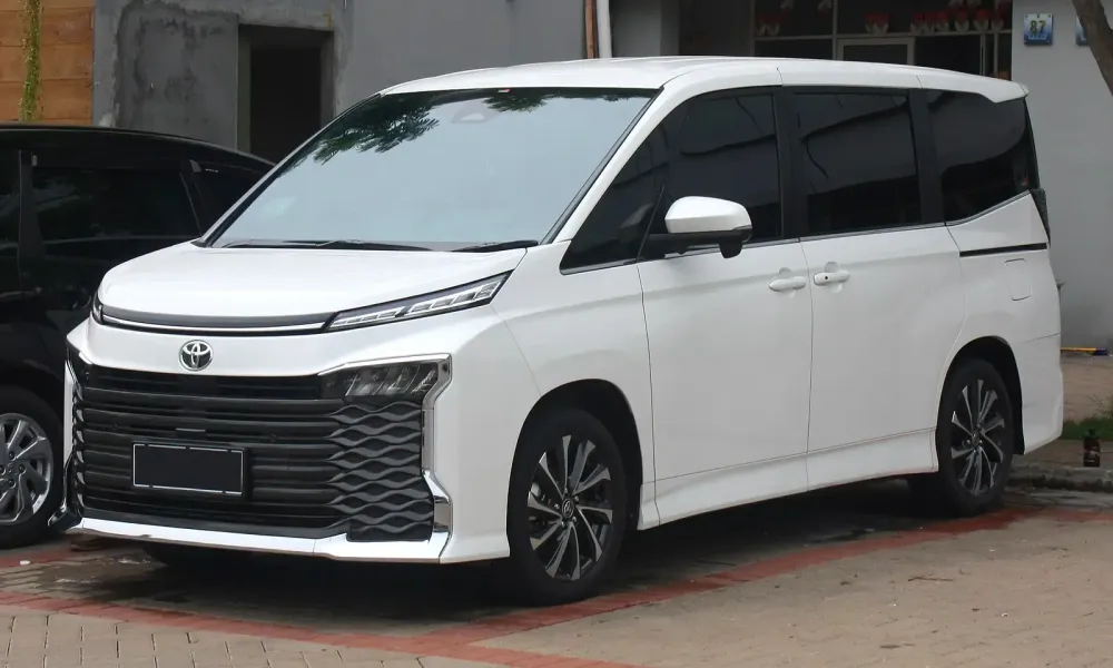 Review Toyota Voxy 2022, Kelebihan, dan Spesifikasinya